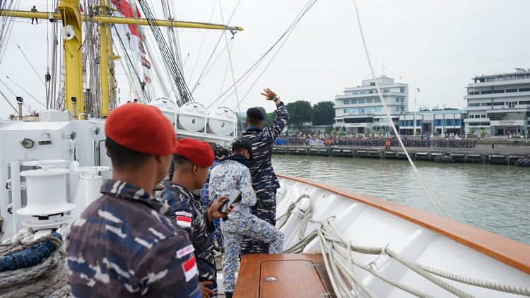 Rasa Bangga Iringi Keberangkatan Prajurit TNI AL KRI Bima Suci Arungi ...