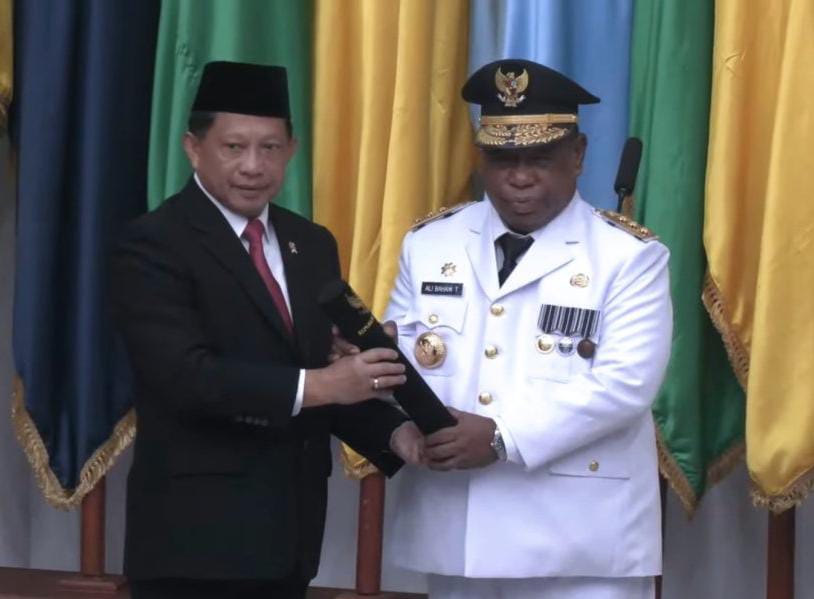 Mendagri Lantik Ali Baham Temongmere sebagai Pj Gubernur Papua Barat ...