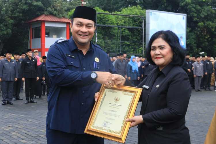 Saat Apel Pagi Asda I Serahkan Penghargaan Para Purnabhakti Pegawai